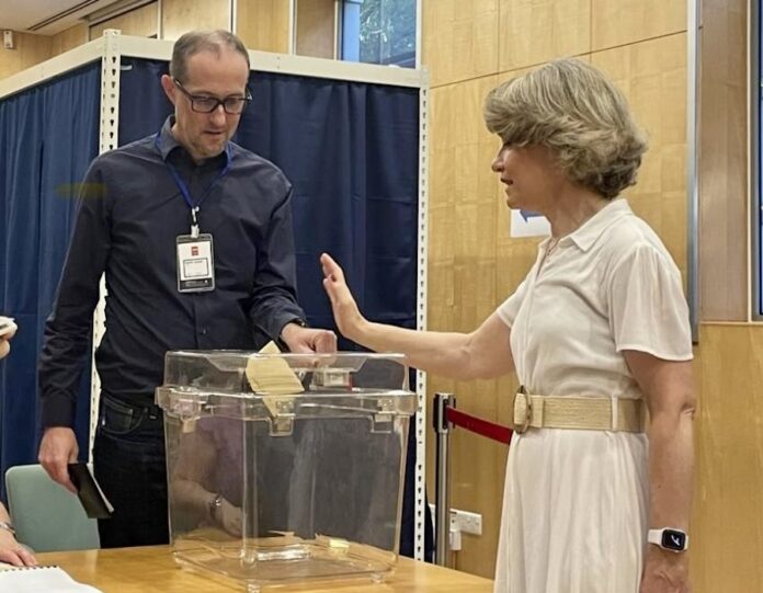 ASIE - FRANCE : Anne Genetet repart en campagne pour les législatives ...