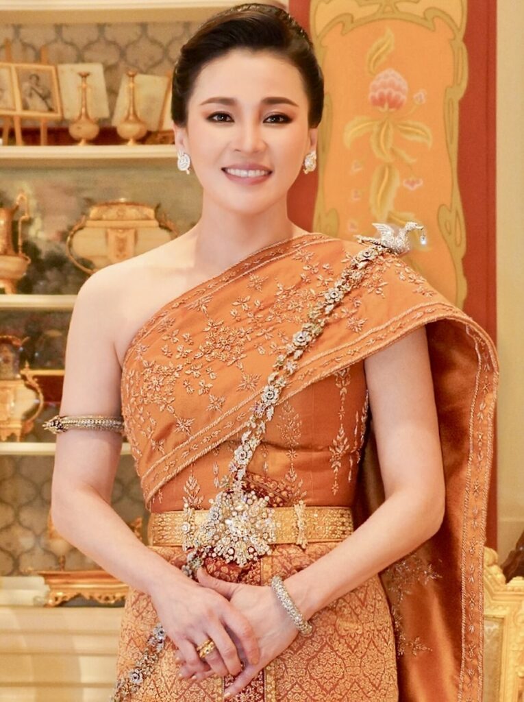 MONARCHIE - CÉLÉBRATION : Le royaume fête le 3 juin, anniversaire de SM la Reine Suthida ...